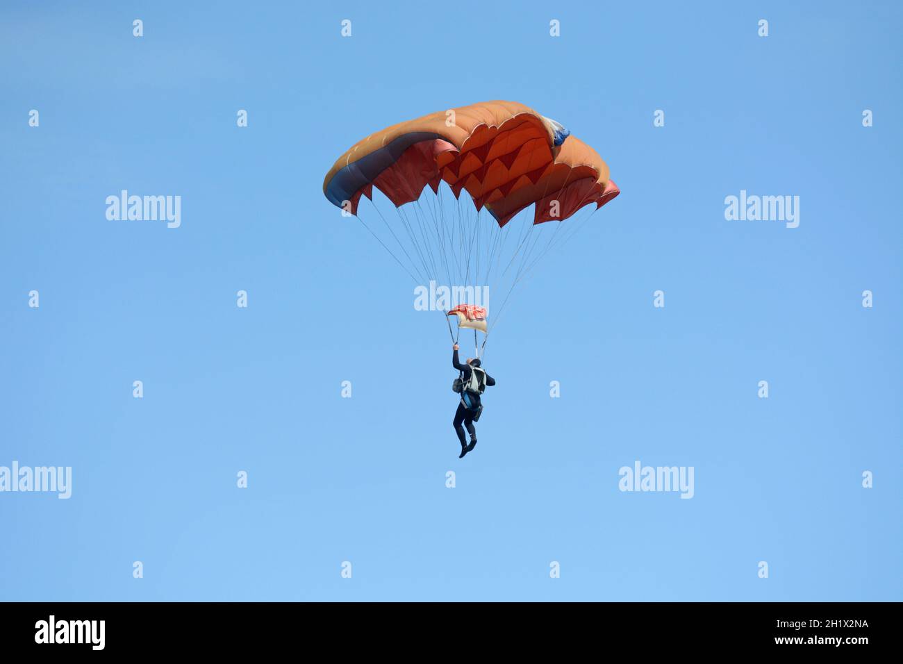 Parachuting down hi-res stock photography and images - Alamy