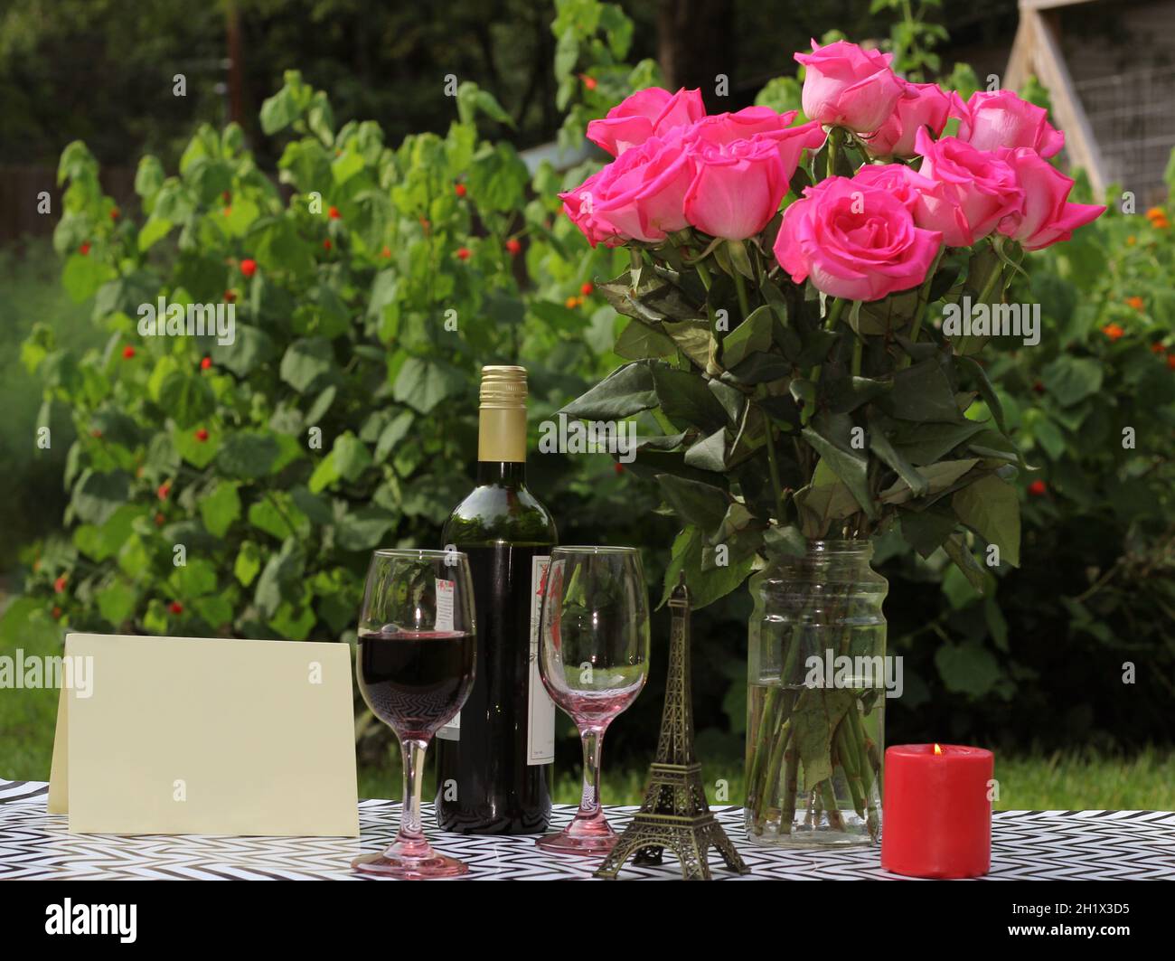 Outdoor dinner party wine roses hi-res stock photography and images - Alamy