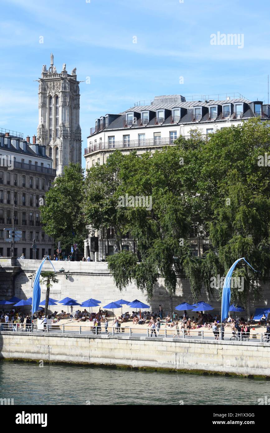 FRANCE, PARIS PLAGE OUT ALONG THE SEINE BANKS Stock Photo - Alamy