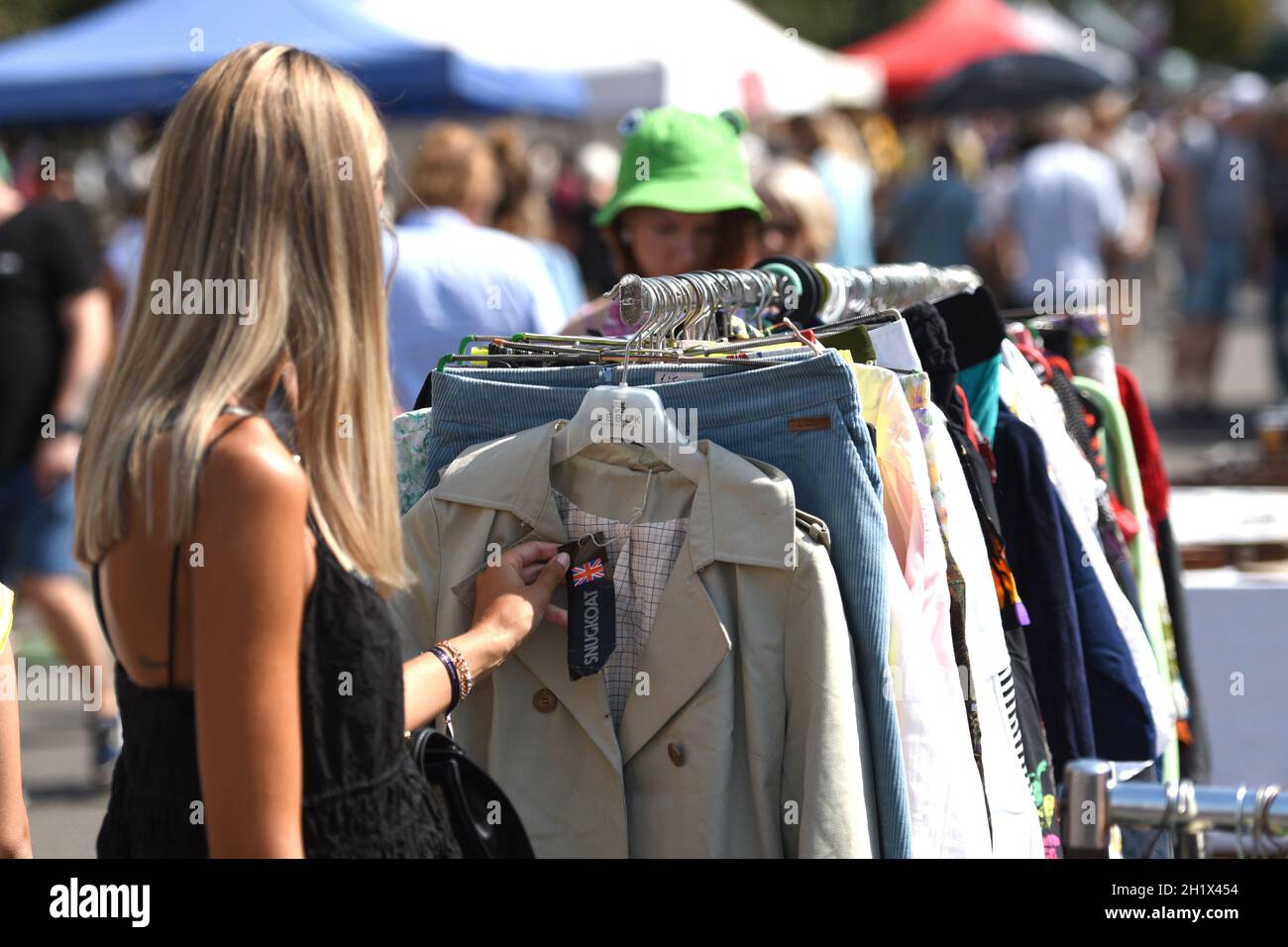 Großer Flohmarkt jeden Samstag beim Naschmarkt in Wien, Österreich ...