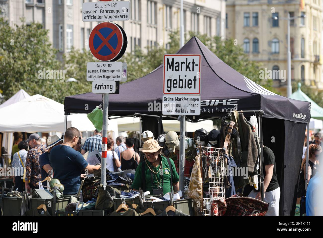 Großer Flohmarkt jeden Samstag beim Naschmarkt in Wien, Österreich ...