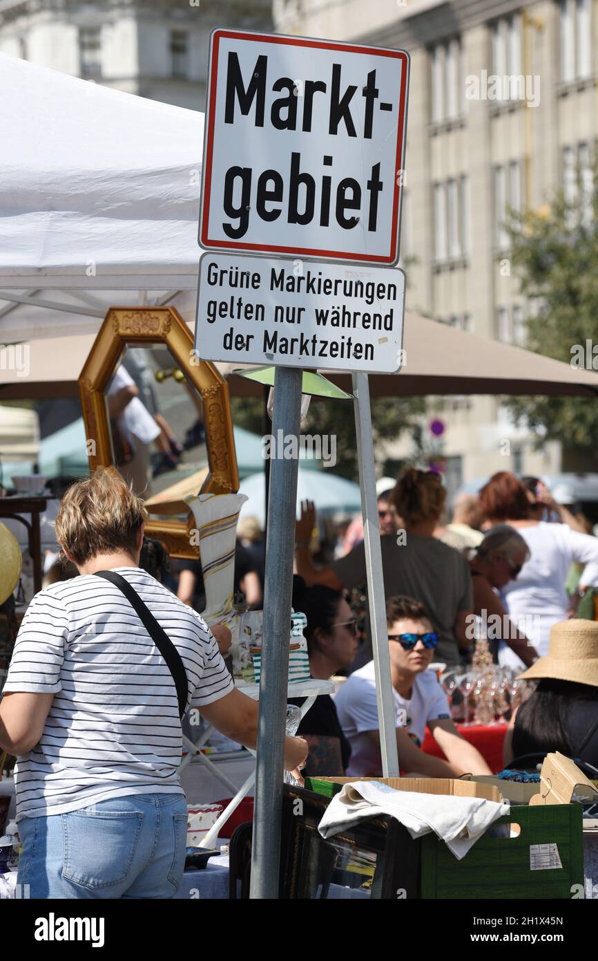 Flohmarkt naschmarkt in vienna hi-res stock photography and images - Alamy