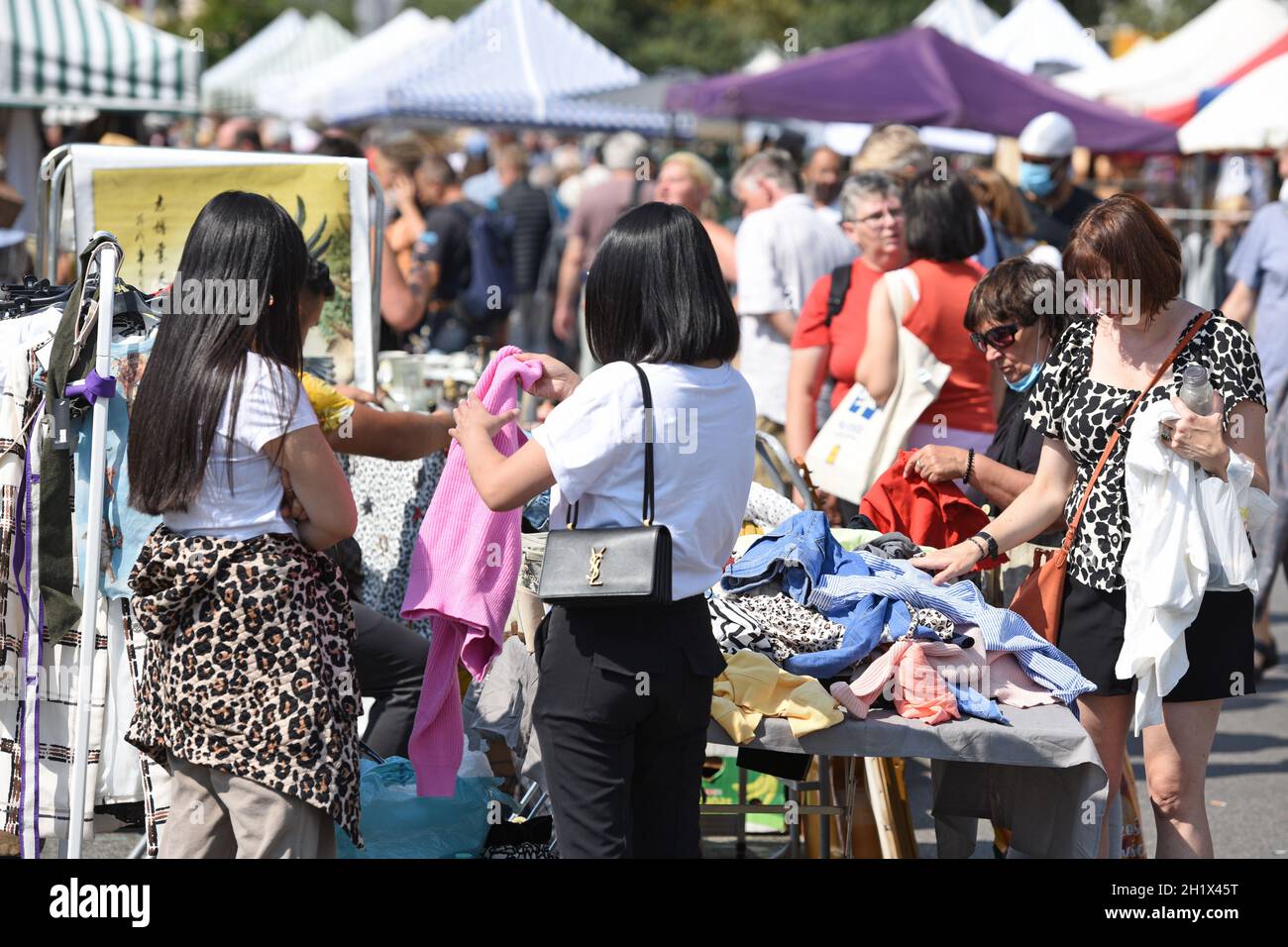 Großer Flohmarkt jeden Samstag beim Naschmarkt in Wien, Österreich ...