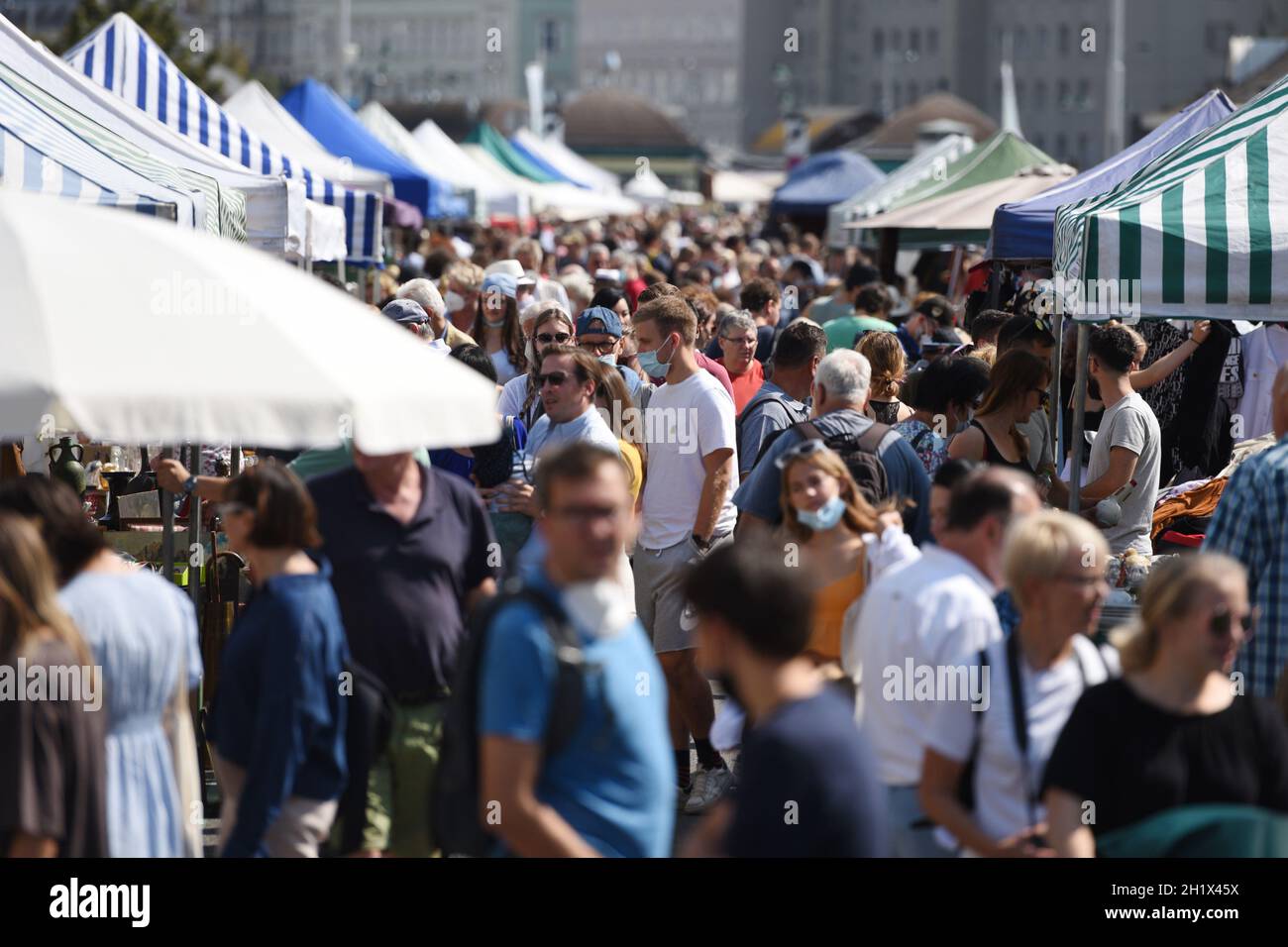 Großer Flohmarkt jeden Samstag beim Naschmarkt in Wien, Österreich ...