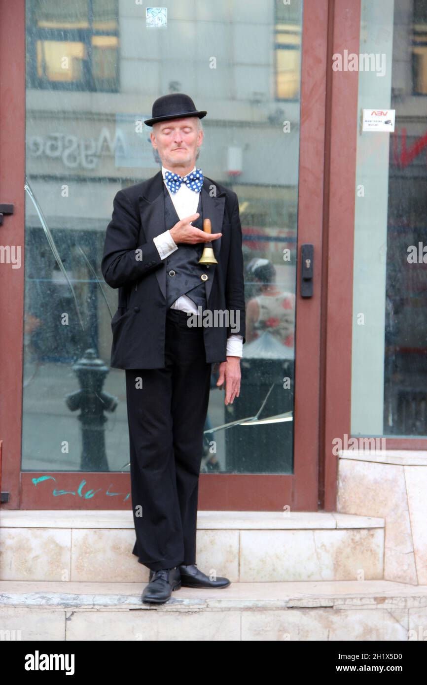 Man making statue hi-res stock photography and images - Alamy