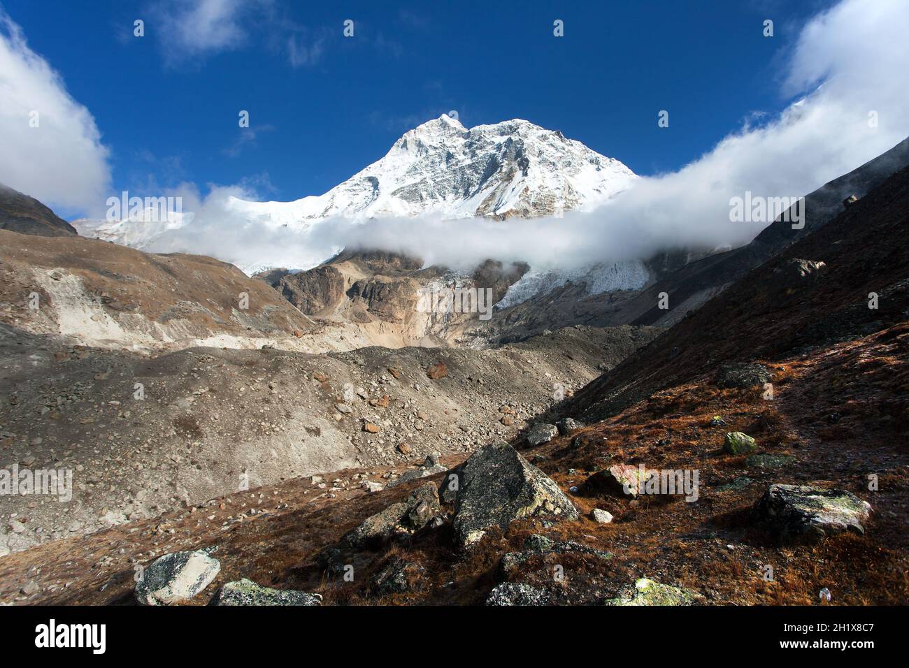 Mount Makalu with clouds, Nepal Himalayas mountains, Barun valley Stock ...