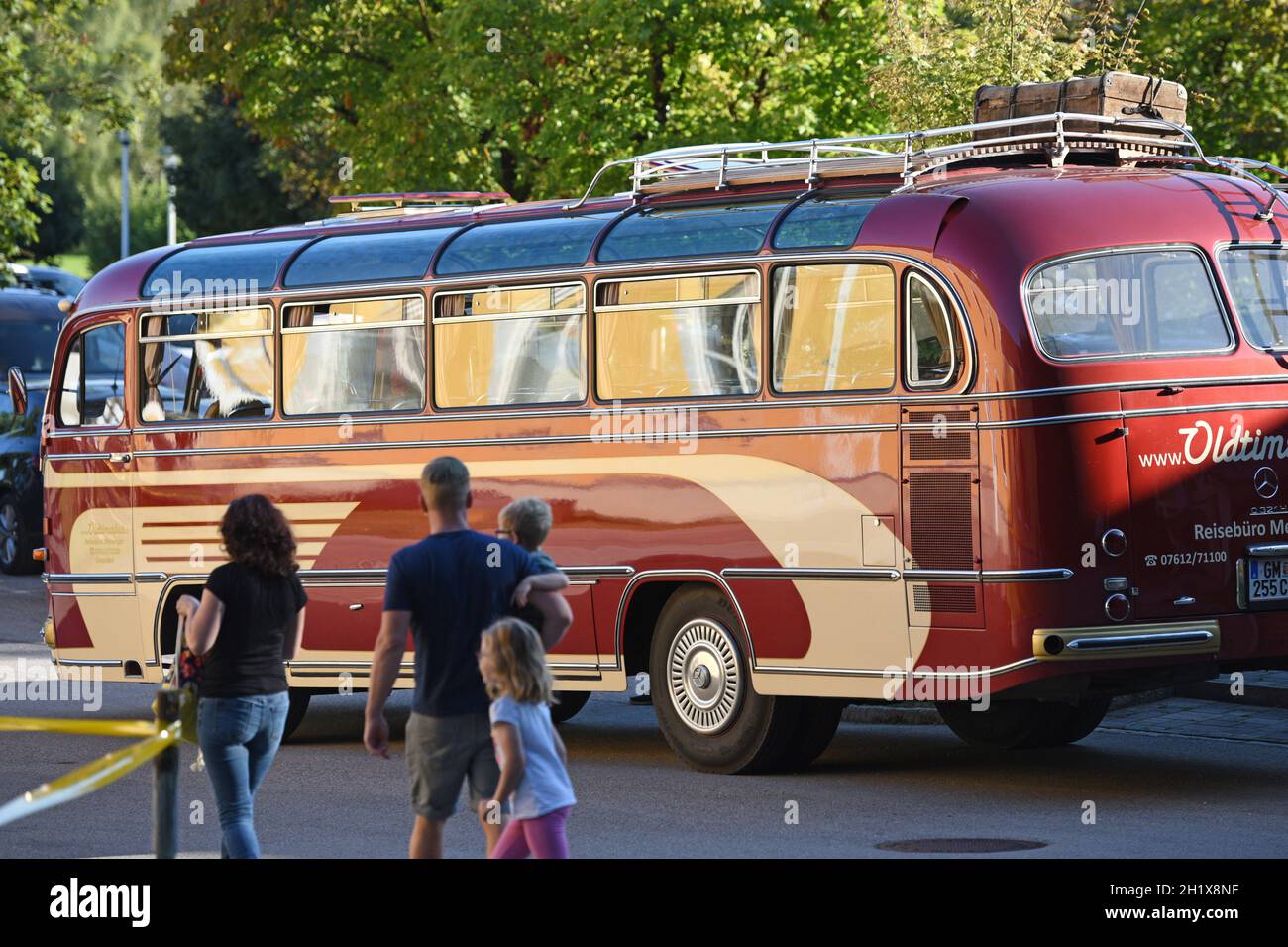 Oldtimer-Bus im Salzkammergut, Oberösterreich, Österreich, Europa ...
