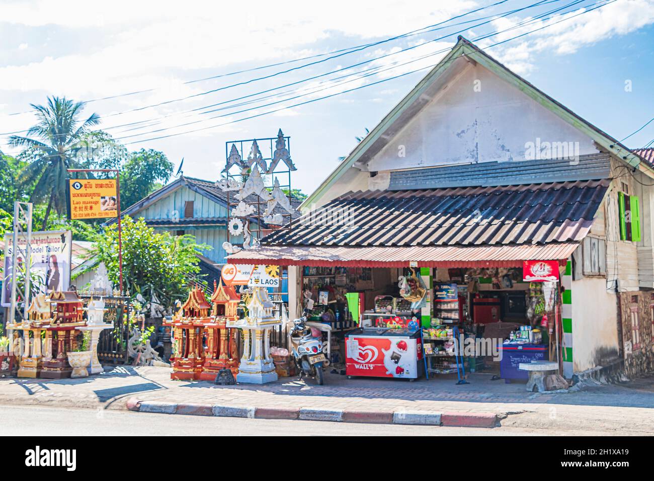 Luang Prabang Laos 22. November 2018 Colorful food market stores roads ...