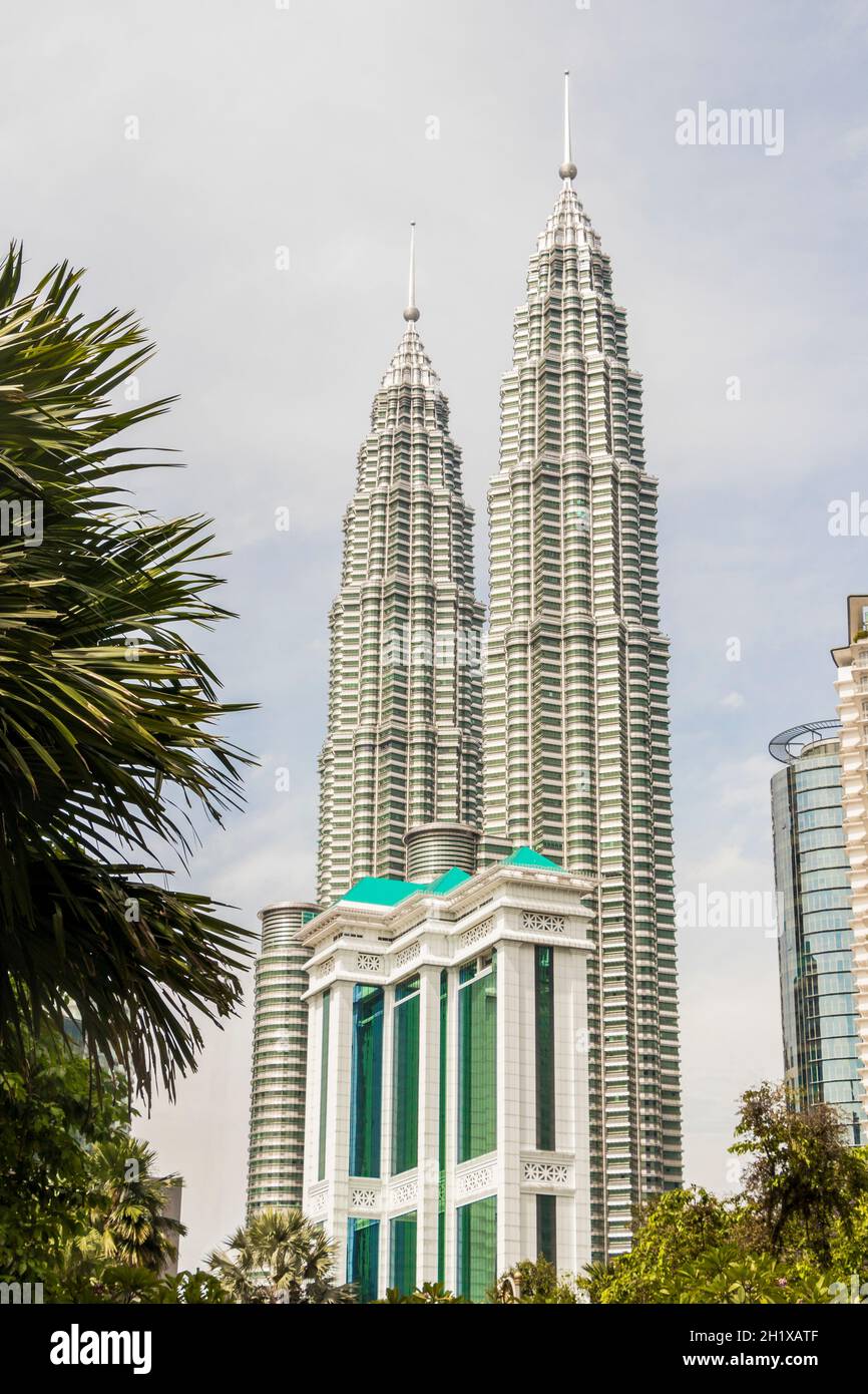 Amazing Petronas Twin Towers highest skyscrapers in Kuala Lumpur ...