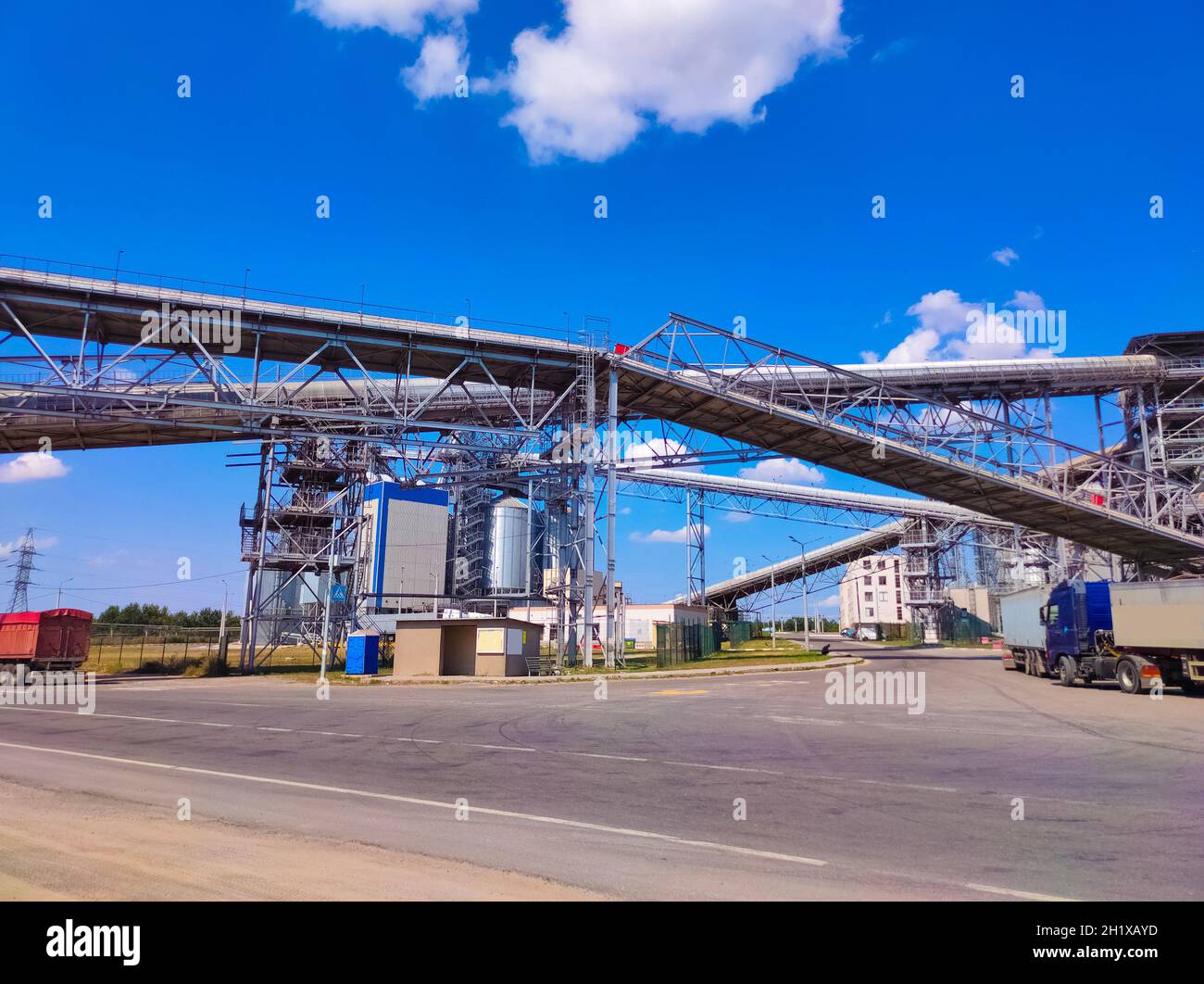 Auger loading grain bin hi-res stock photography and images - Alamy