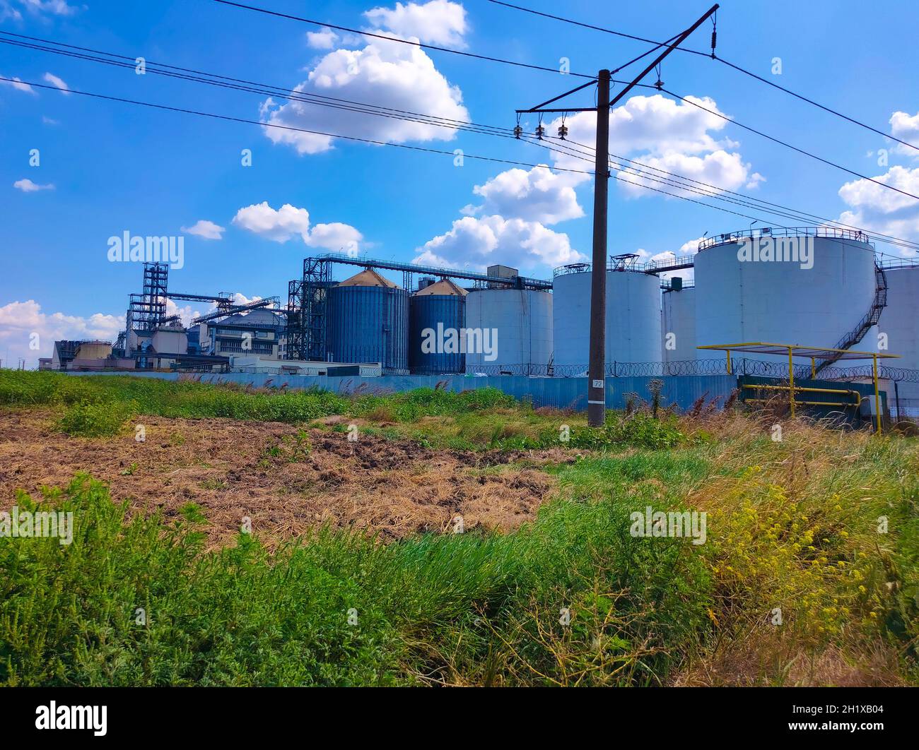 Auger loading grain bin hi-res stock photography and images - Alamy