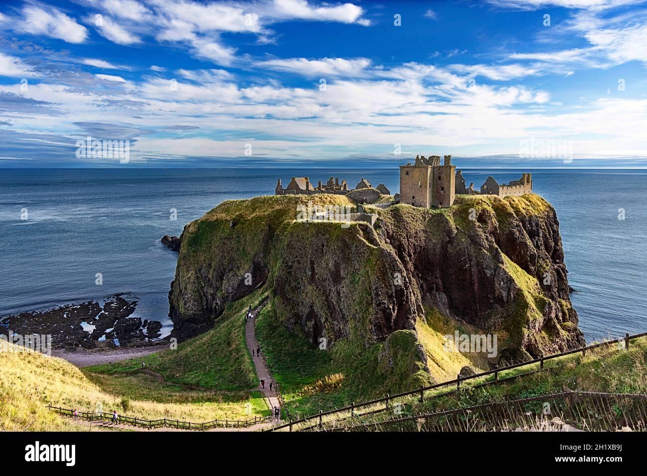 DUNNOTTAR CASTLE STONEHAVEN SCOTLAND RUINS OF A MEDIEVAL FORTRESS ...