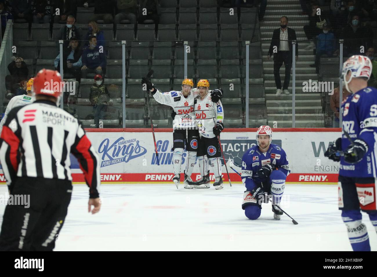 Ein Bild mit Symbolcharakter: Colby Robak (SERC Wild Wings) kniet ...