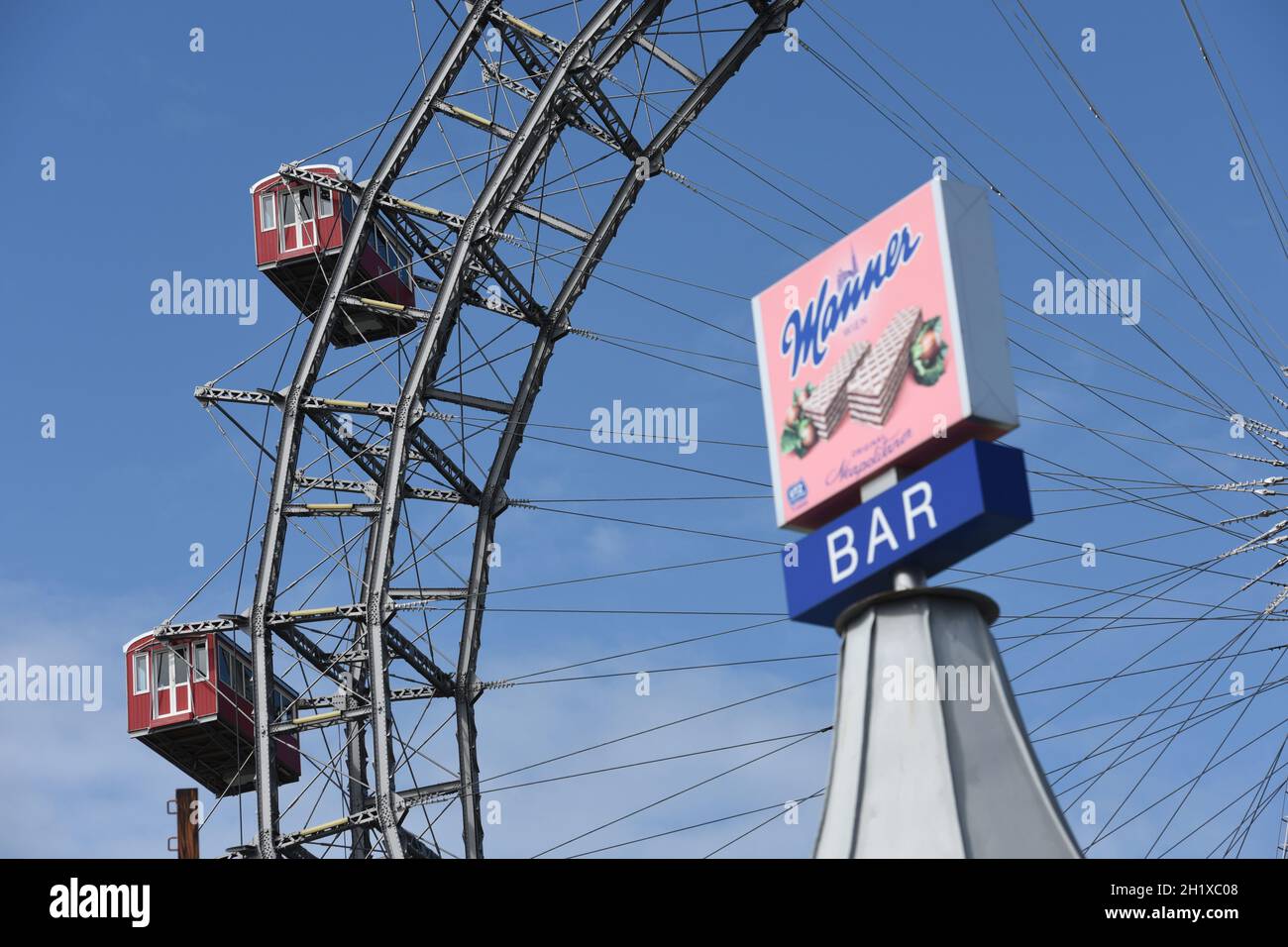 Riesenrad und Manner-Bar im großen Vergnügungspark "Prater" in Wien ...