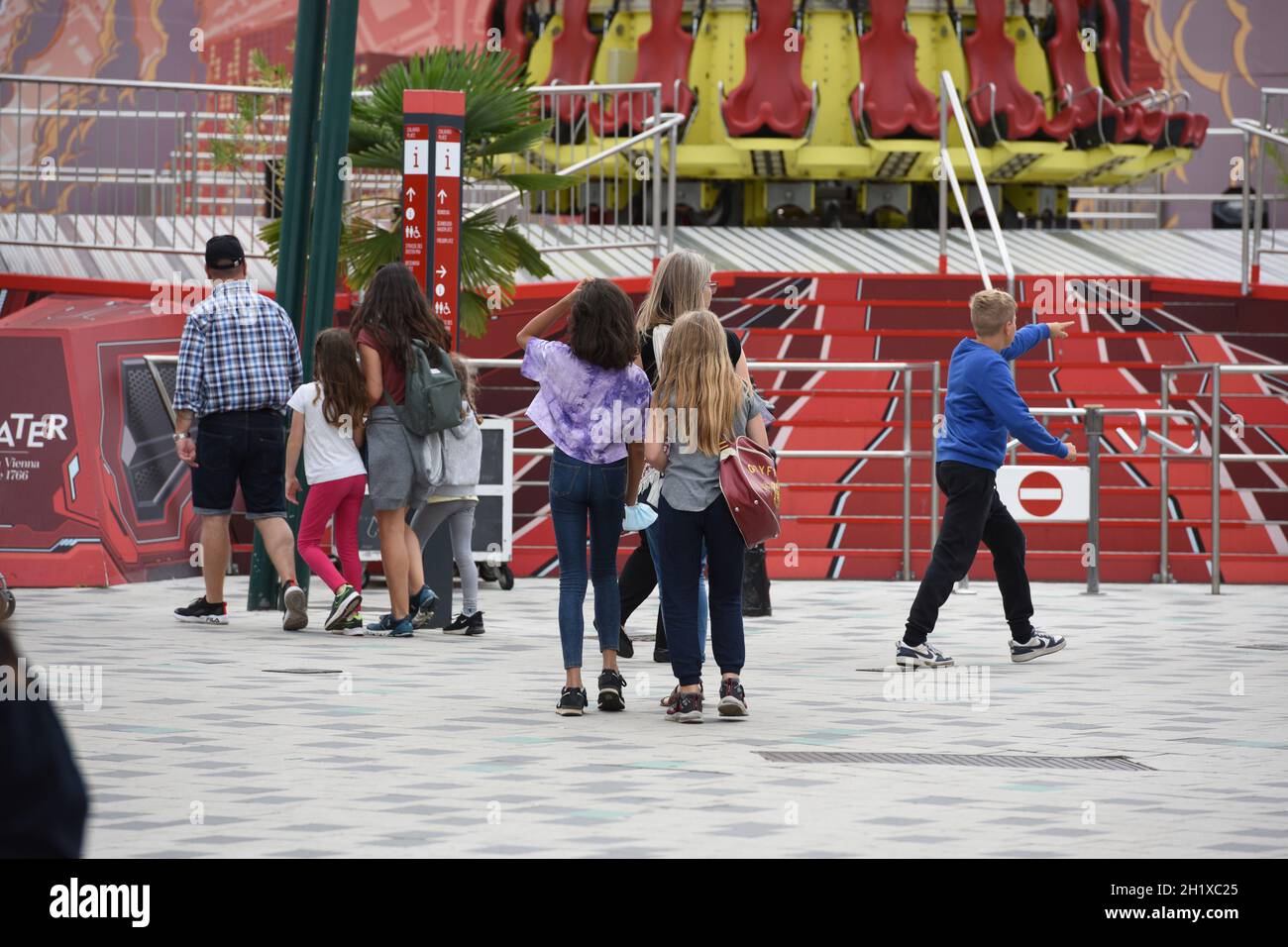 Viele Menschen im großen Vergnügungspark "Prater" in Wien, Österreich ...