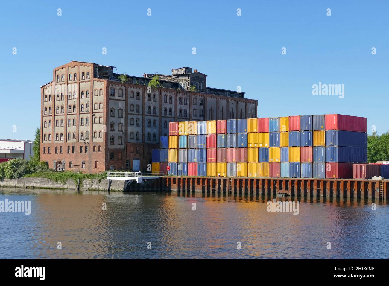 Lots of containers hi-res stock photography and images - Alamy