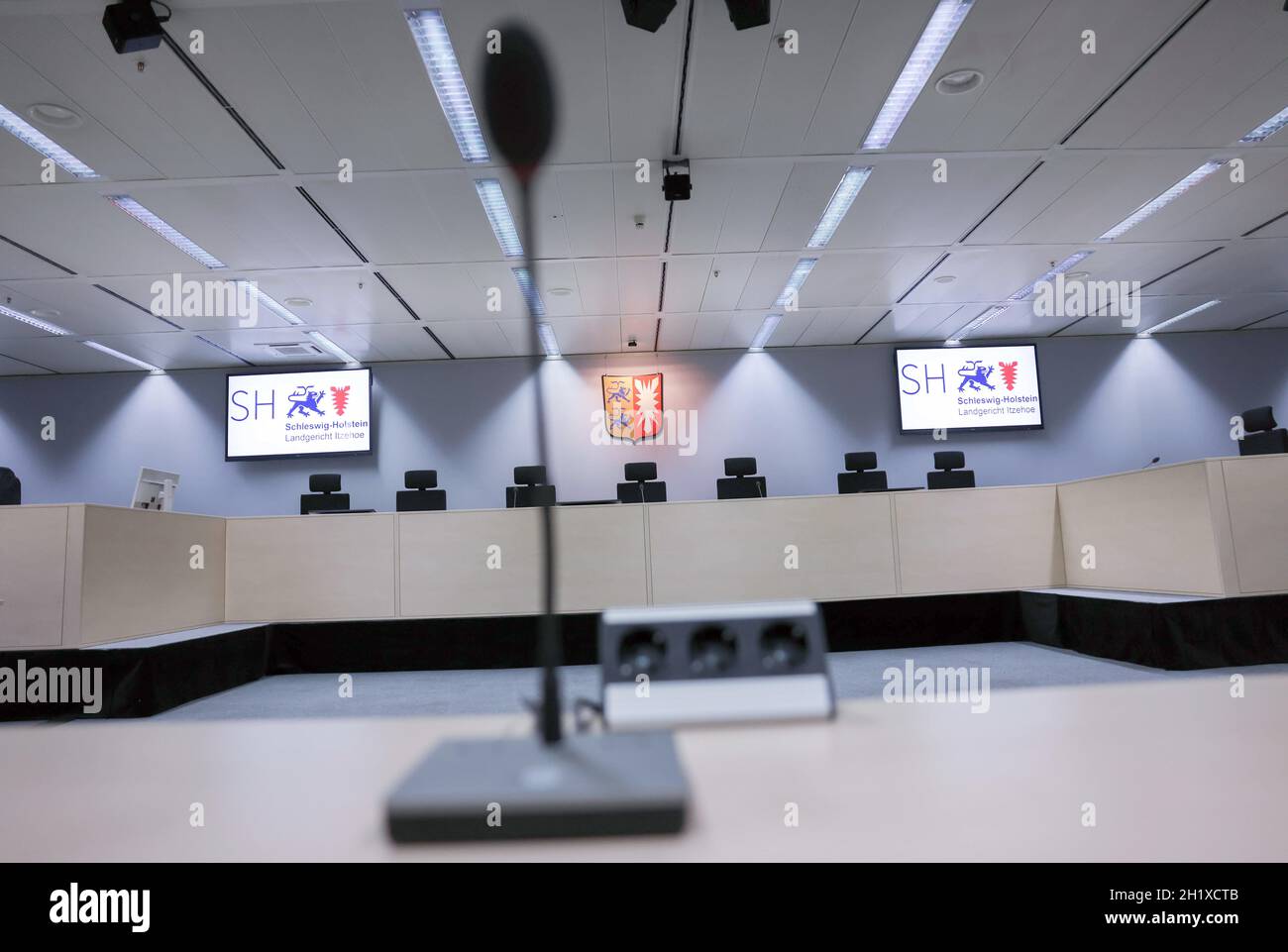 Empty judges bench hi-res stock photography and images - Alamy