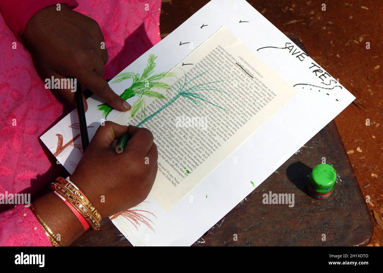 Indian girl child education drawing hi-res stock photography and images ...