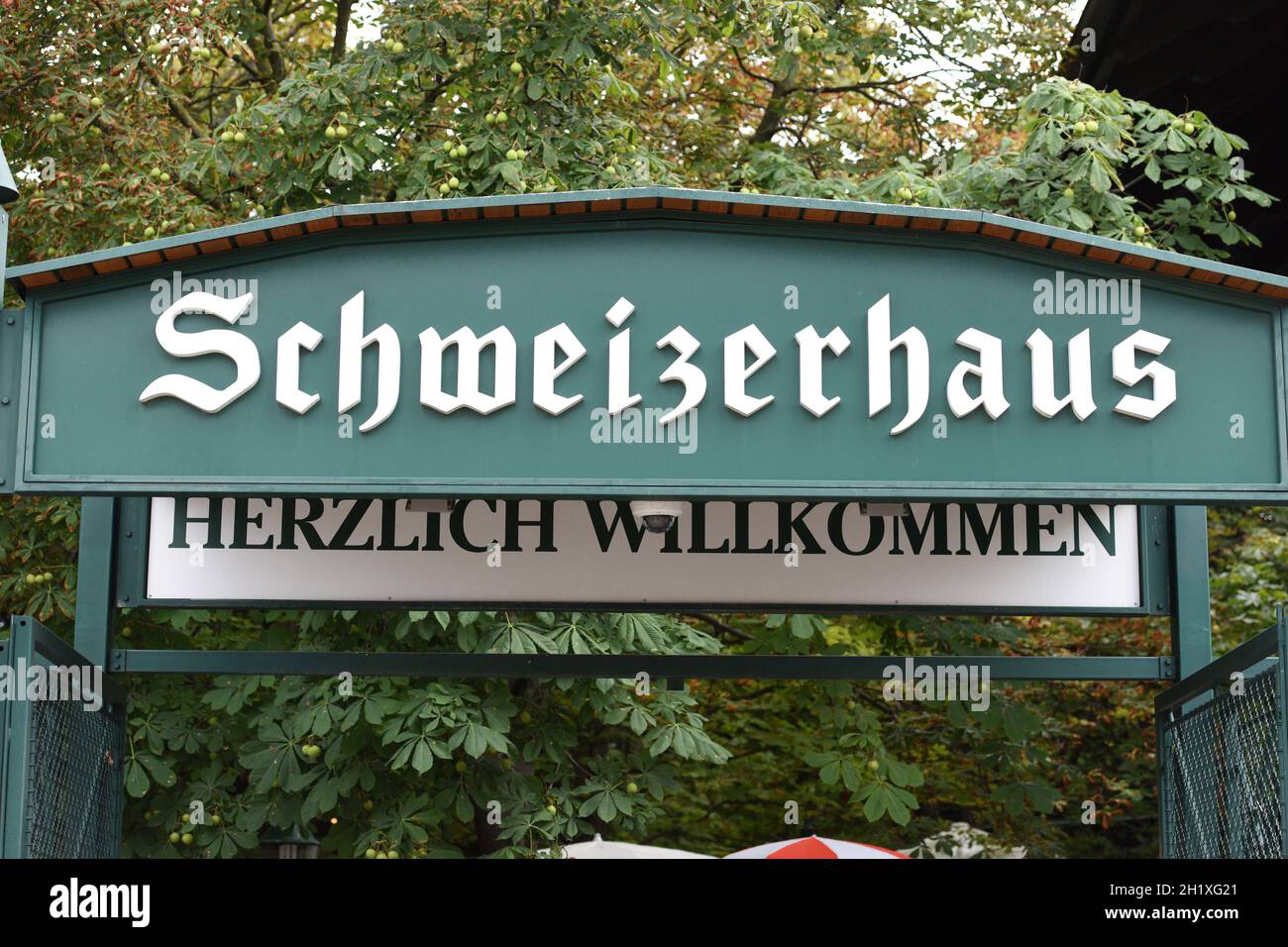 Das Schweizerhaus im Vergnügungspark "Prater" in Wien, Österreich ...