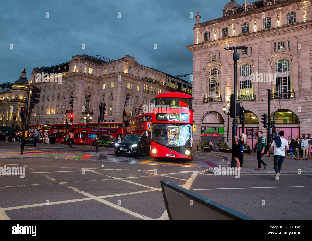 Busses in queue hi-res stock photography and images - Alamy