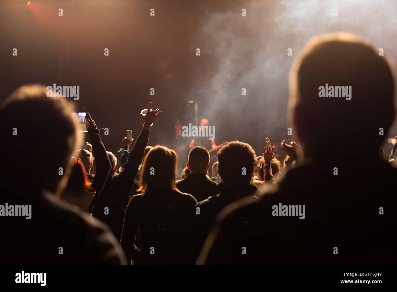 Concert cheering hi-res stock photography and images - Alamy