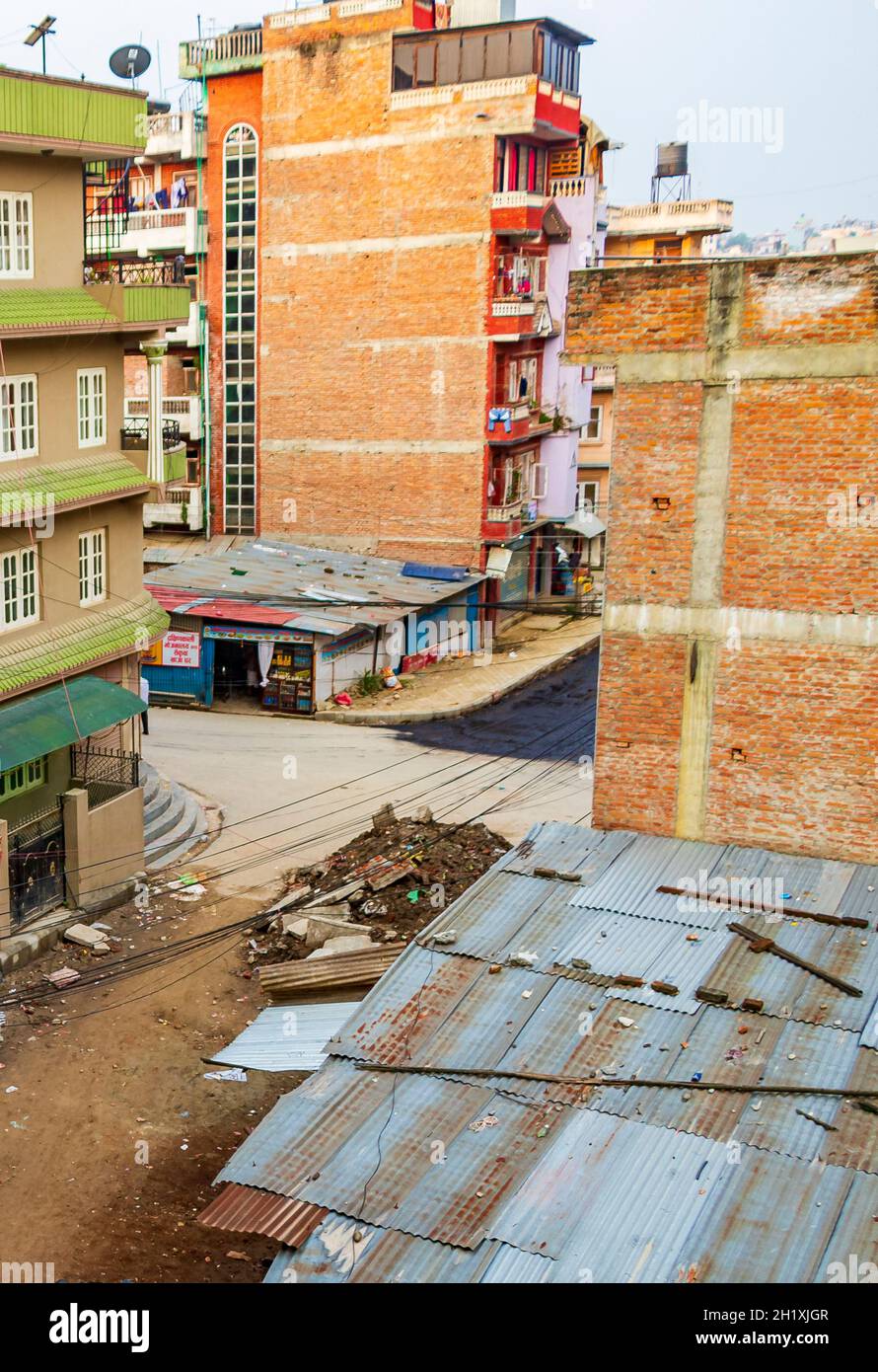Kathmandu Nepal 21. Mai 2018 Colorful dirty and dusty street and ...