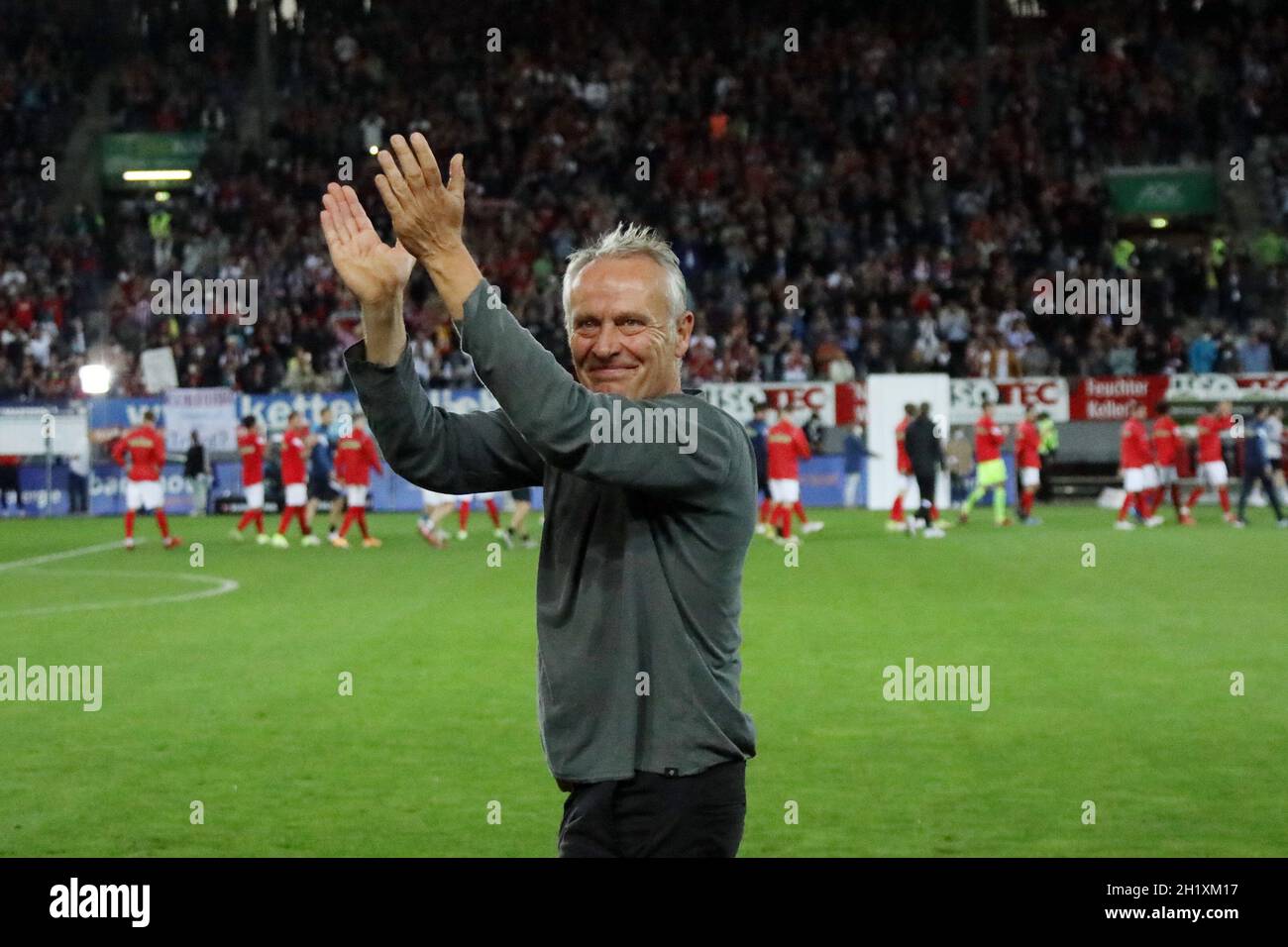 Trainer Christian Streich (Freiburg) genießt den letzten Moment im ...