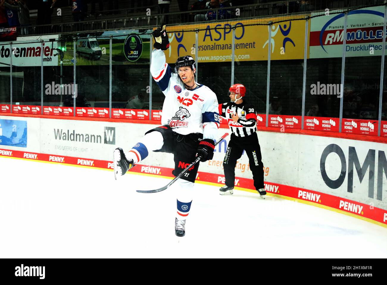 Beim Führungstreffer durch Blake Parlett (Nürnberg Ice Tigers) war die ...