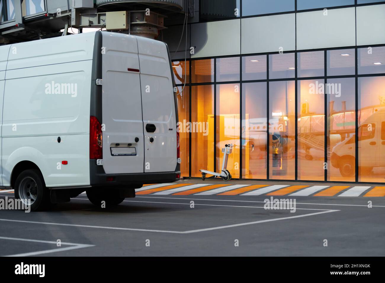 Car near aeroplane hi-res stock photography and images - Alamy