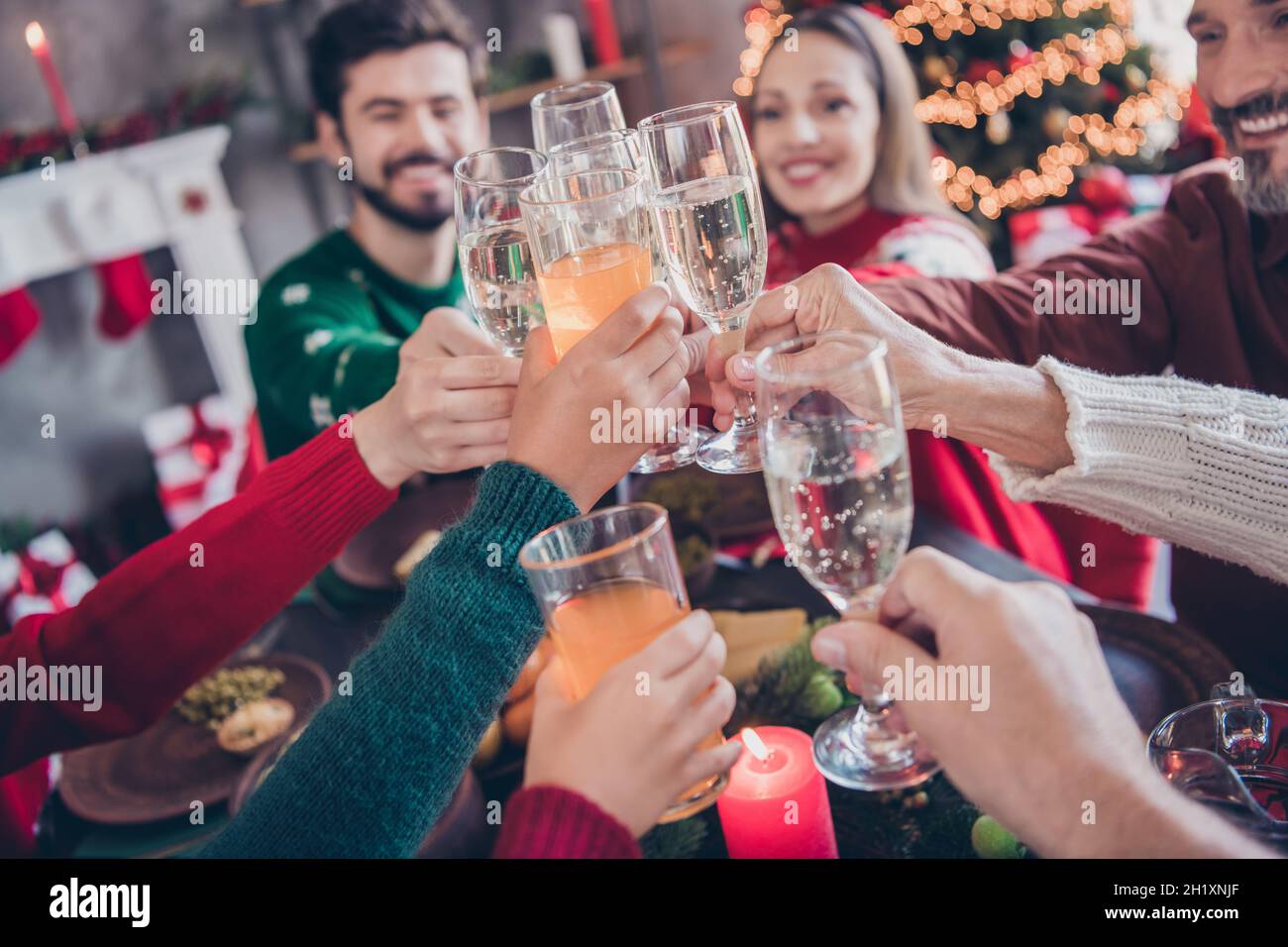 Photo portrait big family telling toast clinking glasses sitting at ...