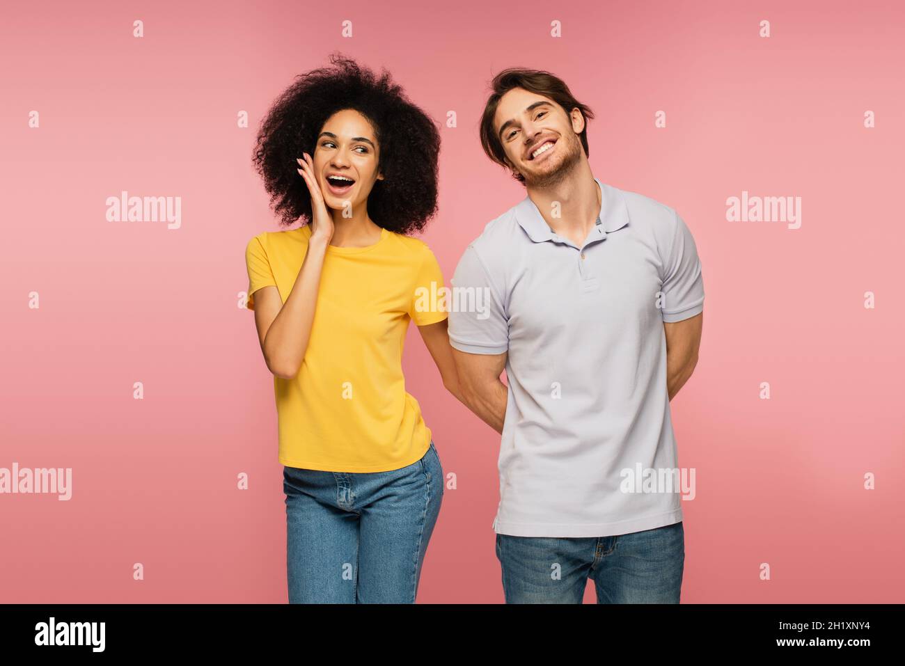 Hide face couple hi-res stock photography and images - Alamy