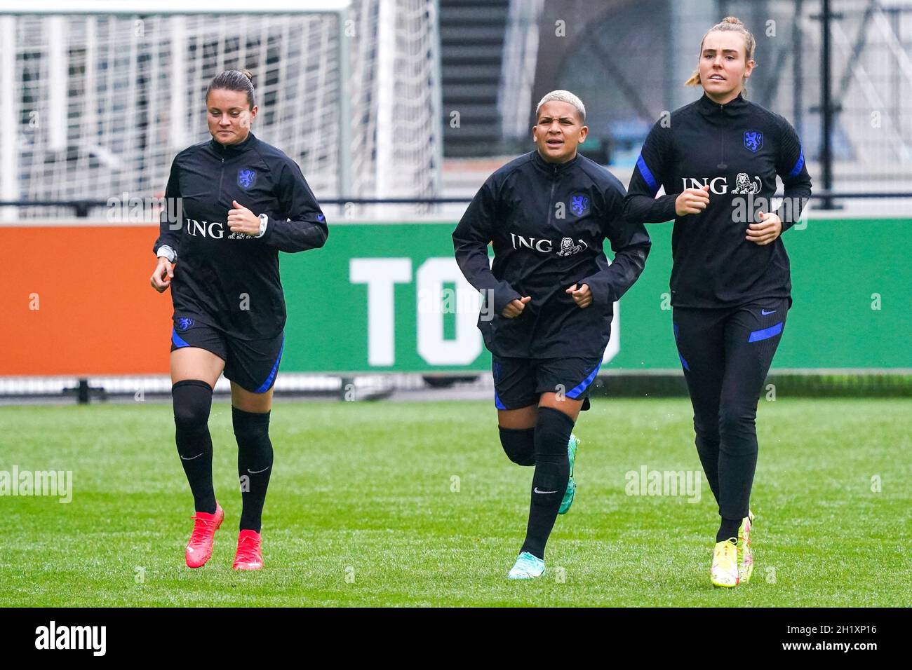 ZEIST, NETHERLANDS - OCTOBER 19: Sherida Spitse, Shanice van de Sanden ...
