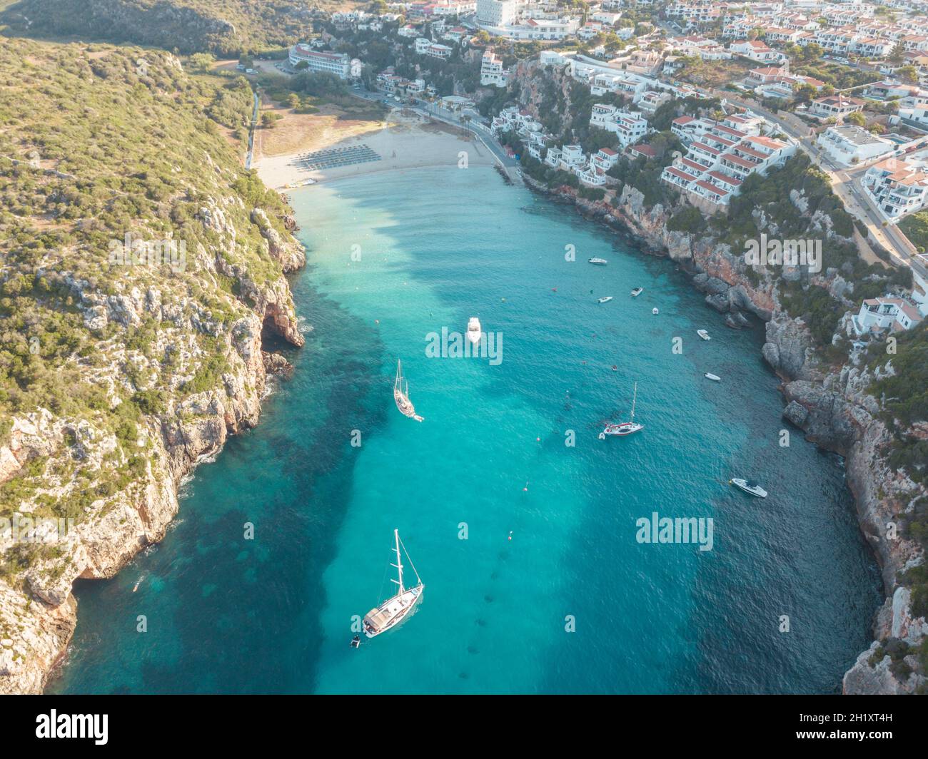 Waves and yacht from top view. Turquoise water background from top view ...
