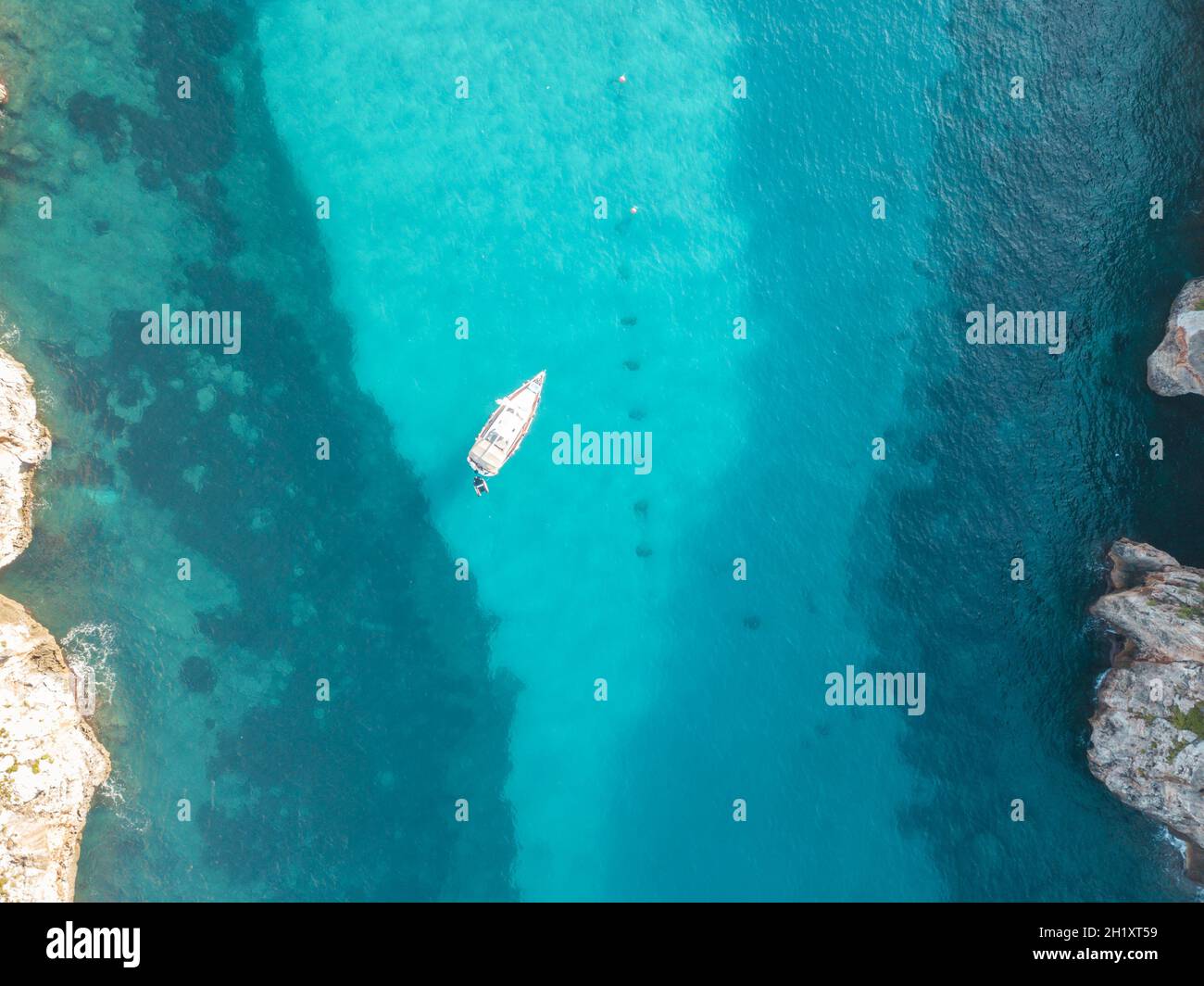 Waves and yacht from top view. Turquoise water background from top view ...