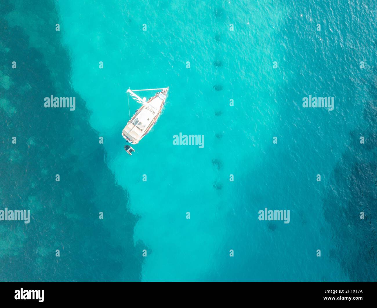 Waves and yacht from top view. Turquoise water background from top view ...