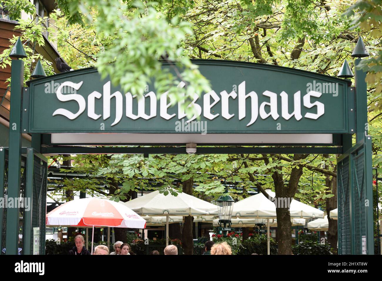 Das Schweizerhaus im Vergnügungspark "Prater" in Wien, Österreich ...