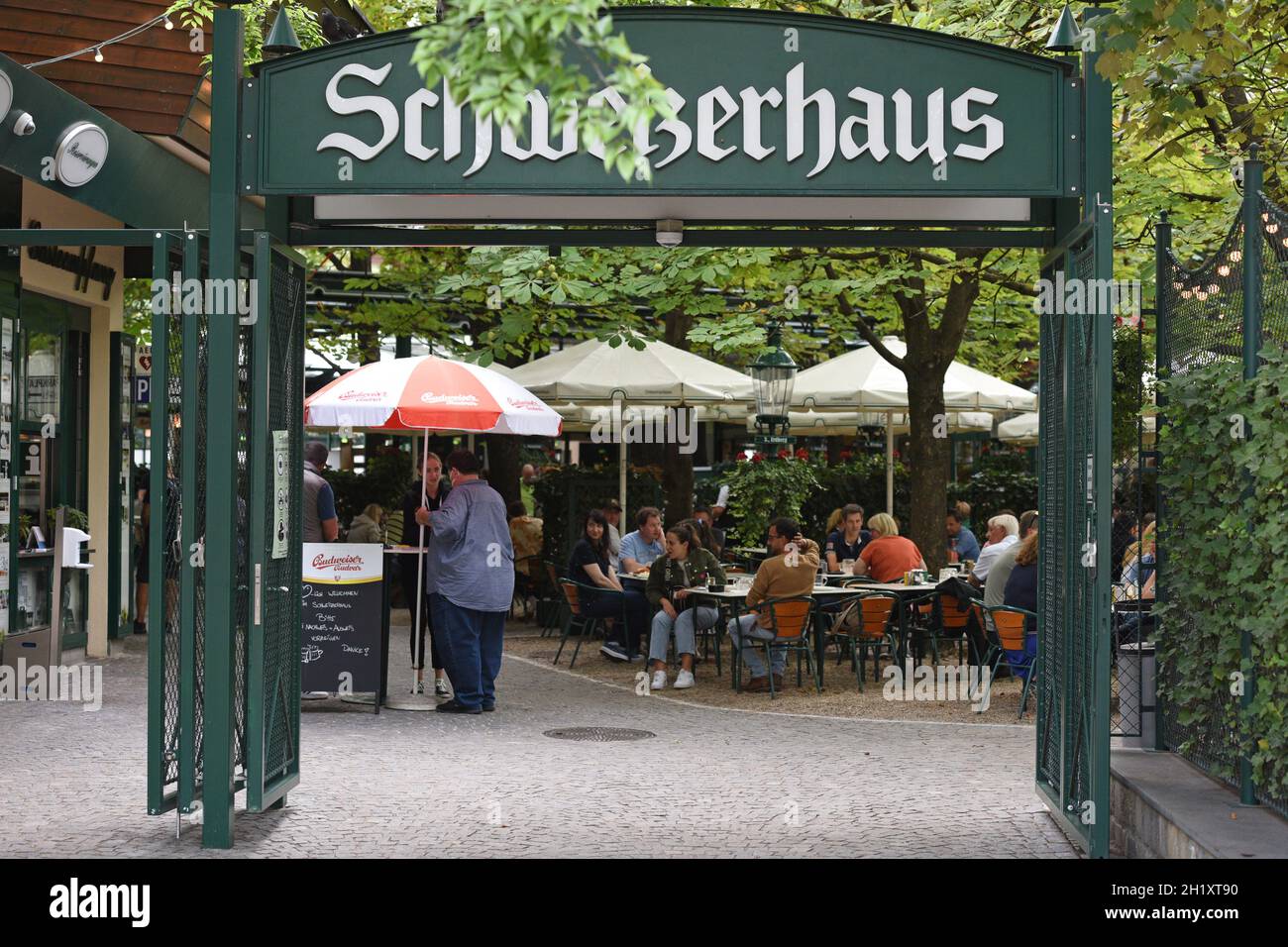 Das Schweizerhaus im Vergnügungspark "Prater" in Wien, Österreich ...