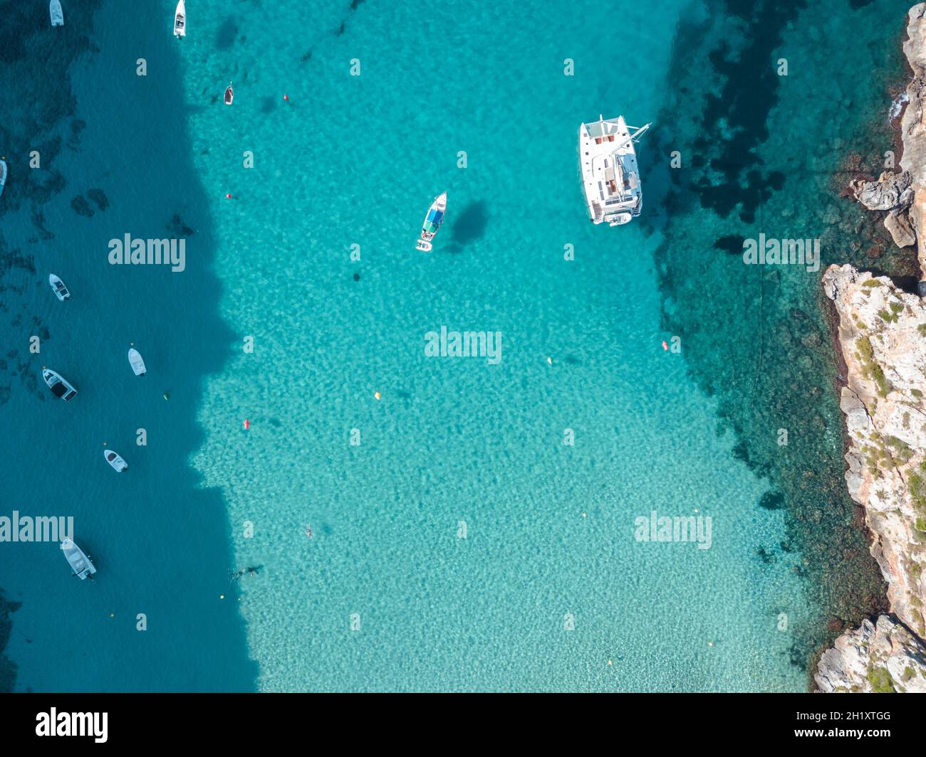Waves and yacht from top view. Turquoise water background from top view ...