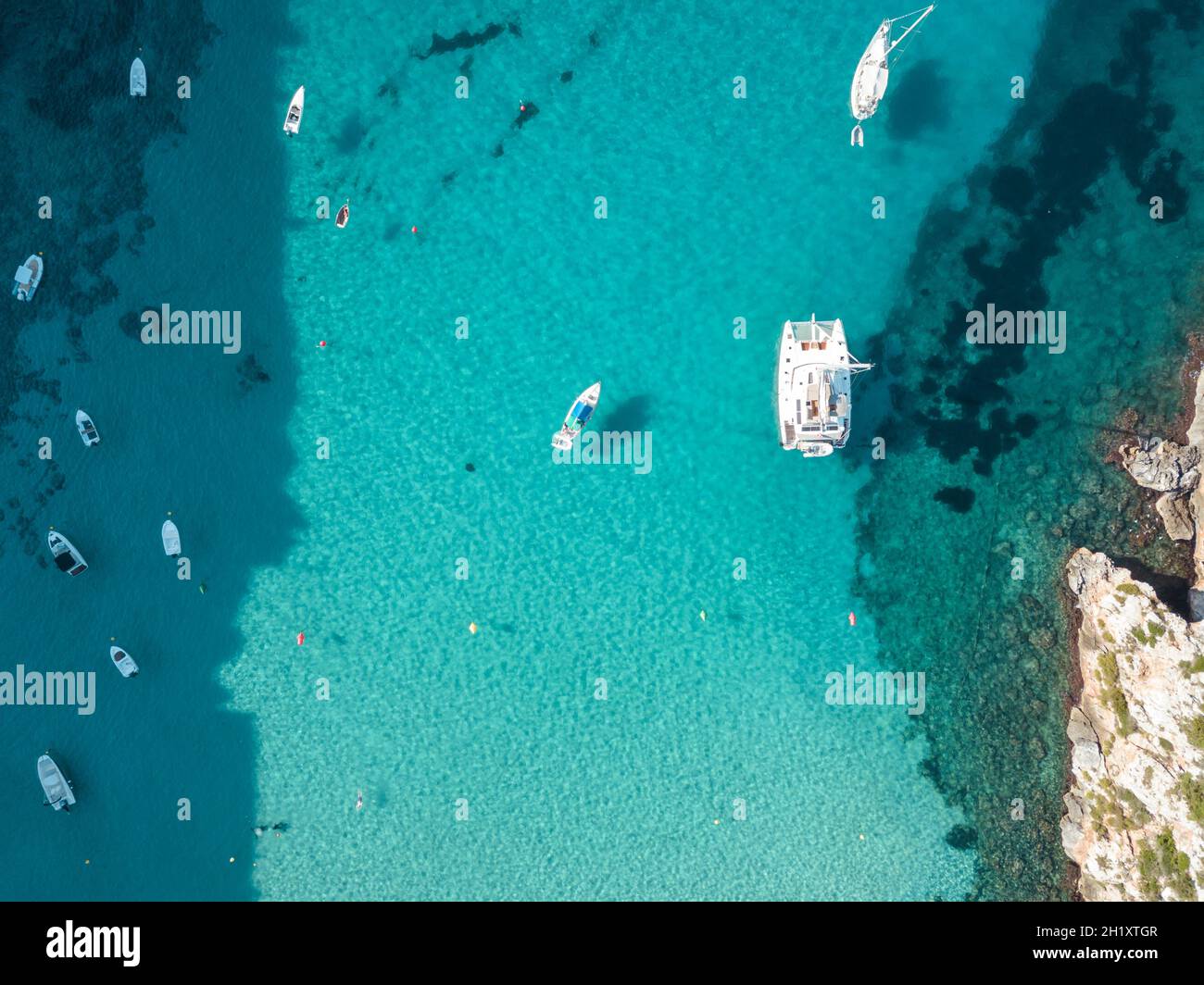 Waves and yacht from top view. Turquoise water background from top view ...