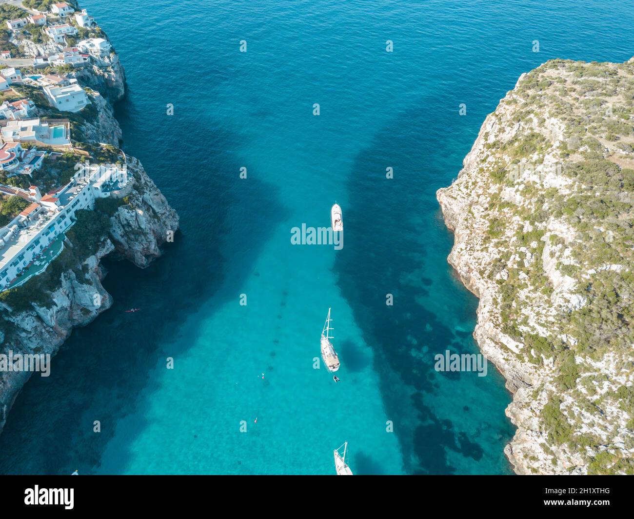 Waves and yacht from top view. Turquoise water background from top view ...
