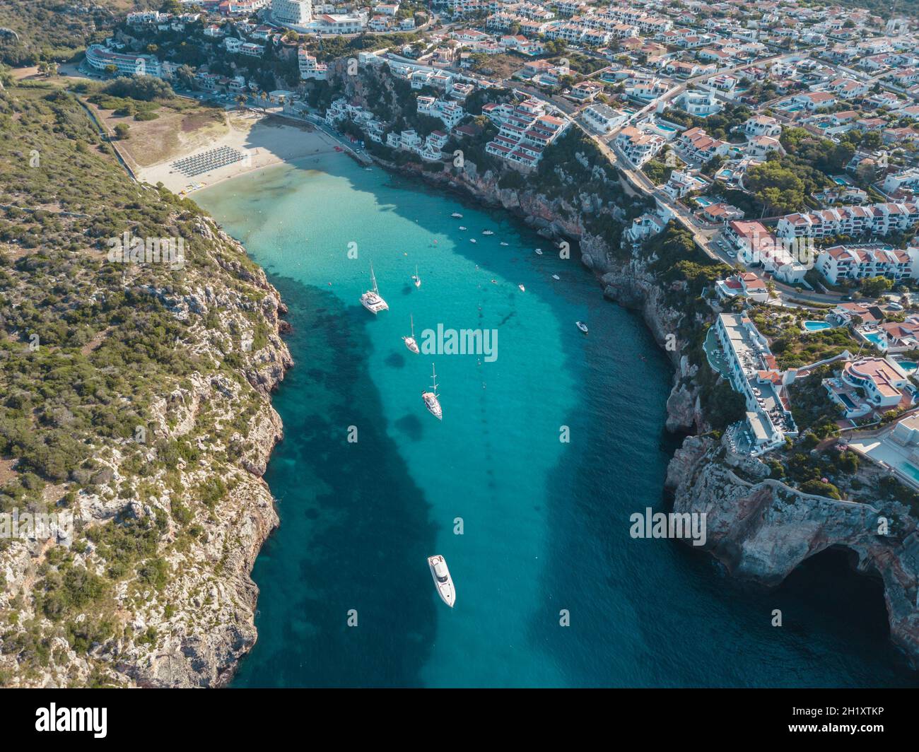 Waves and yacht from top view. Turquoise water background from top view ...