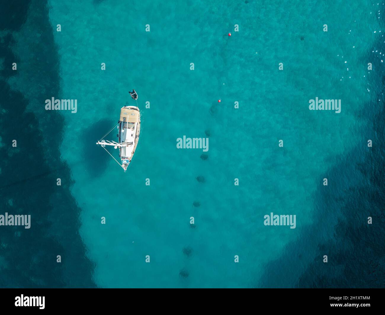 Waves and yacht from top view. Turquoise water background from top view ...