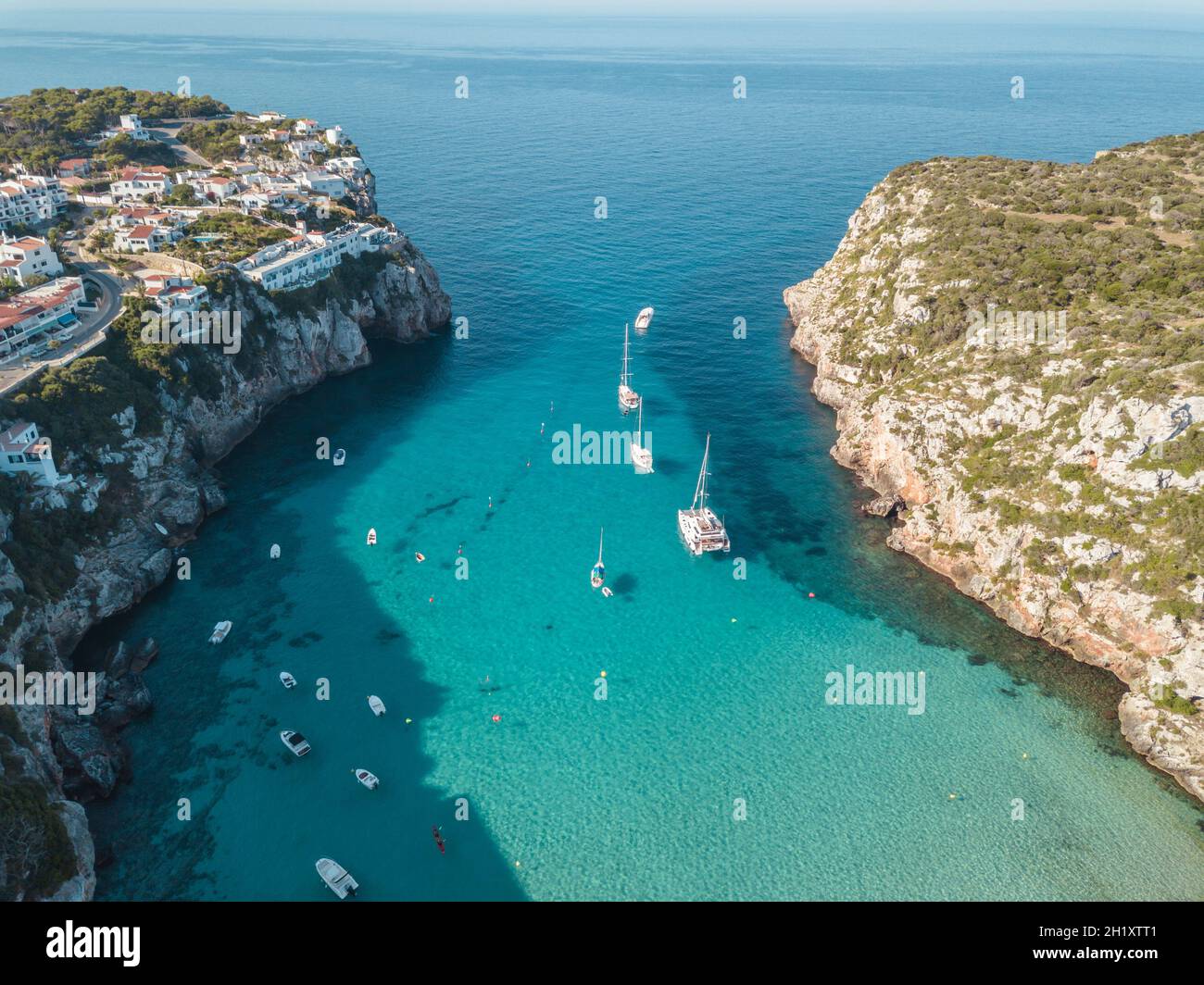 Waves and yacht from top view. Turquoise water background from top view ...