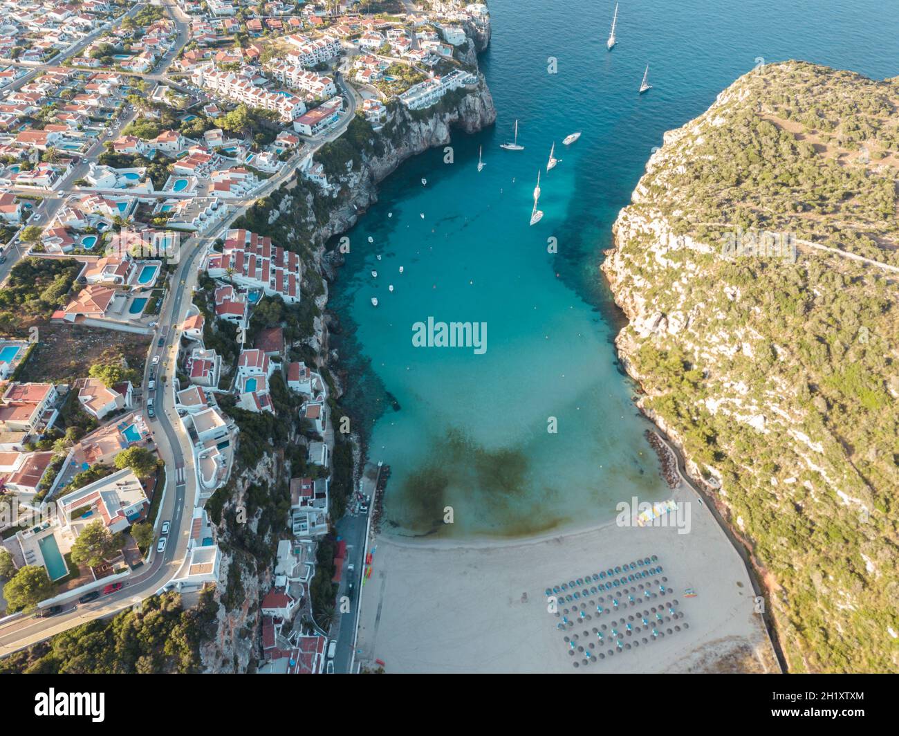 Waves and yacht from top view. Turquoise water background from top view ...