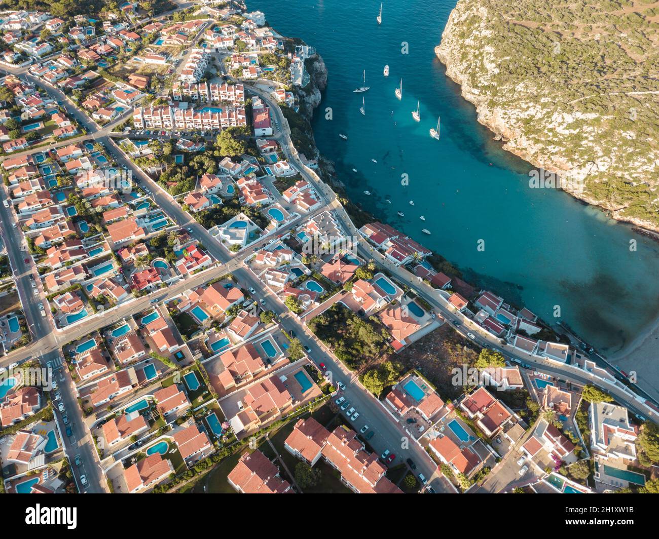 Waves and yacht from top view. Turquoise water background from top view ...