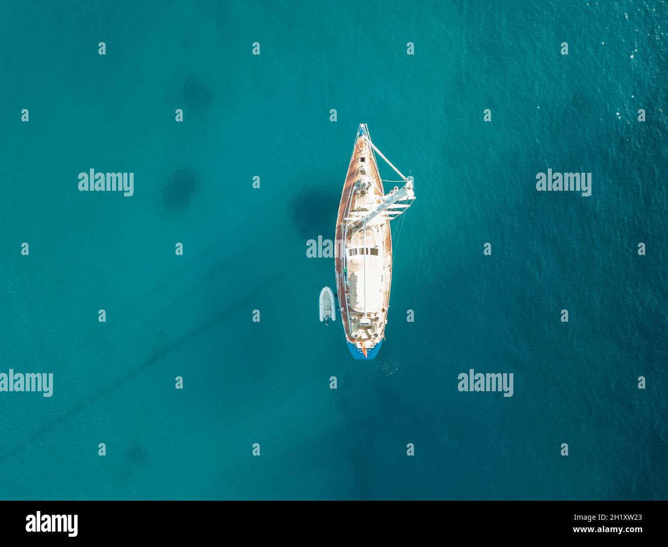 Waves and yacht from top view. Turquoise water background from top view ...