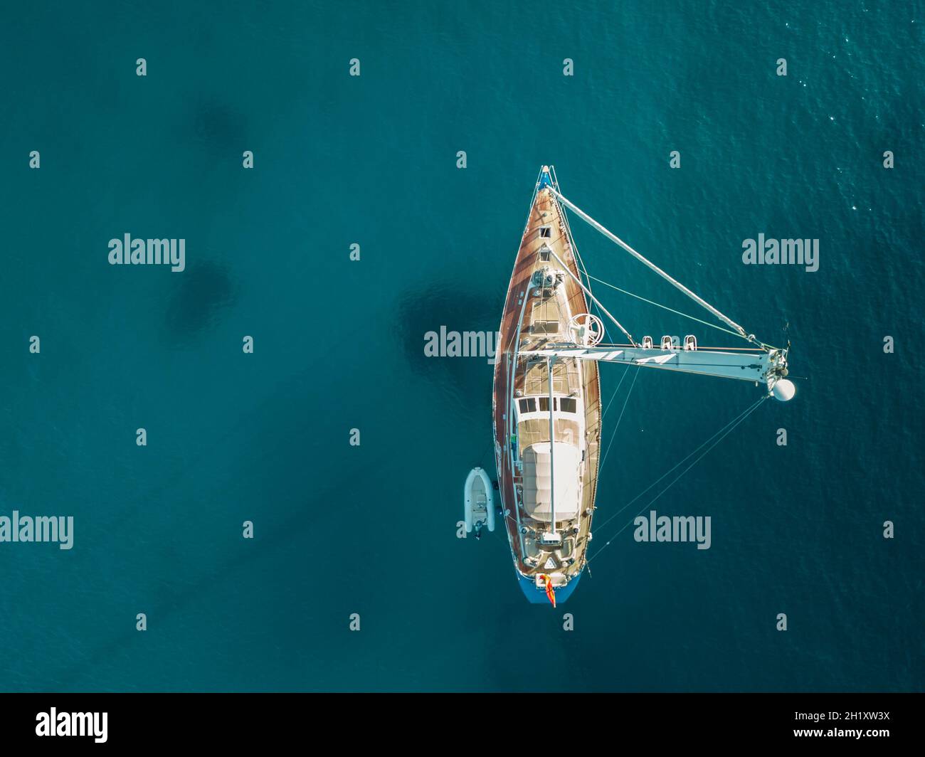 Waves and yacht from top view. Turquoise water background from top view ...