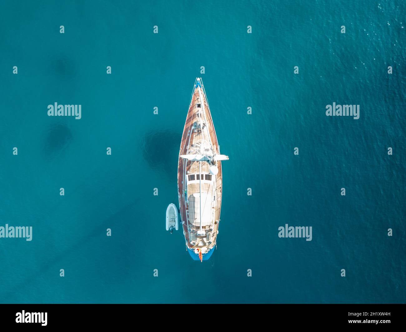 Waves and yacht from top view. Turquoise water background from top view ...