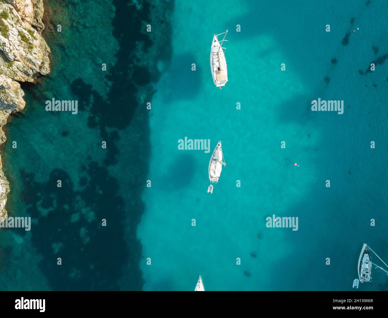 Waves and yacht from top view. Turquoise water background from top view ...