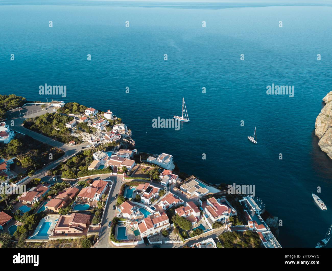 Waves and yacht from top view. Turquoise water background from top view ...